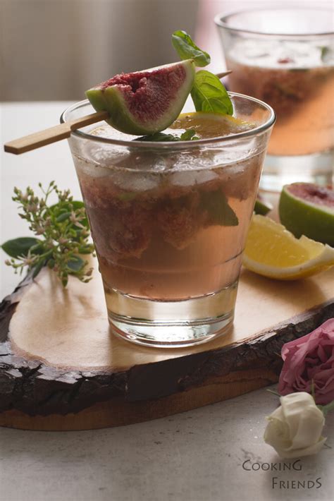 Освежаваща напитка със смокини мед и босилек