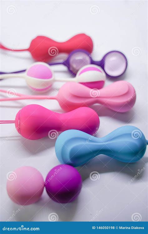 Objetos De Sexo Brilhantes No Fundo Do Est Dio Muitos Brinquedos Foto De Stock Imagem De