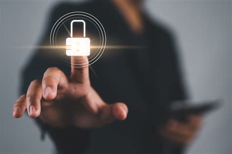 비즈니스 기술 인터넷 및 네트워킹 개념 가상 화면에서 보안 버튼을 누르는 사업가 Brand Name Smart Phone에 대한 스톡 사진 및 기타 이미지 Brand