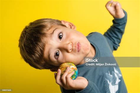 노란 배경 만들기 얼굴 앞에서 행복한 즐거운 작은 백인 소년의 초상화 어린 시절 성장과 성취 개념 앞보기 허리 최대 복사 공간