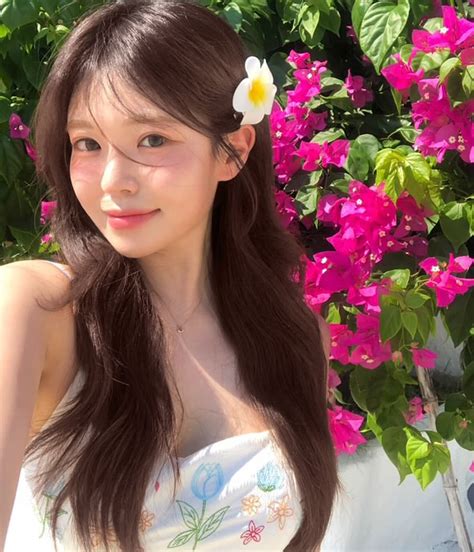 모어온 도산공원점 우진 헤어컨설팅 봄 초여름 시즌에 어울리는 스킨브라운 염색🤍 자연스러운 컬감의 레이어드펌 과 자연광이나 조명에 따라 달라지는 오묘한 무드 카메라에 잘