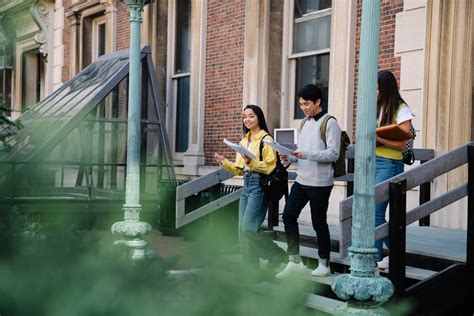 건축 걷고 있는 계단 공책 교육 그룹 급우 내려가는 다문화 다양성 대학 대학 생활 대학교 대화 도시 캠퍼스 동료 상호 작용 미소 짓는 배낭