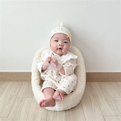 𝘿𝘼𝙊𝙉 용띠맘의 육아정보⋅육아기록 아기ootd 다온룩 아직 미완성인 다온이방 포토존 의자 먼저 도착해서 찍어본