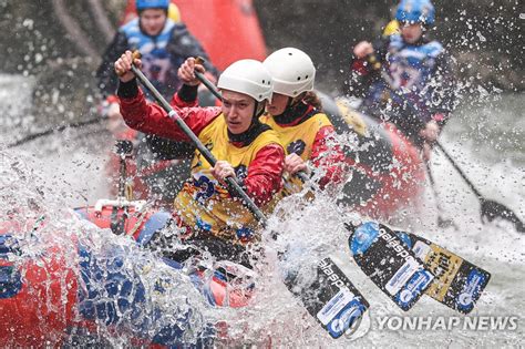물살을 가르며러시아 벨라야강 래프팅 선수권 대회 연합뉴스