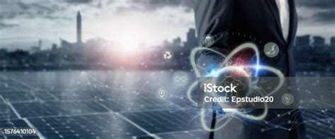 탄소 배출 감소 기후 행동 개념 재생 가능하고 깨끗한 에너지 온실가스 순배출 제로 목표 탄소 발자국 감소 탄소 감축의 서클을 들고 있는 사업가 모션에 대한 스톡 사진 및