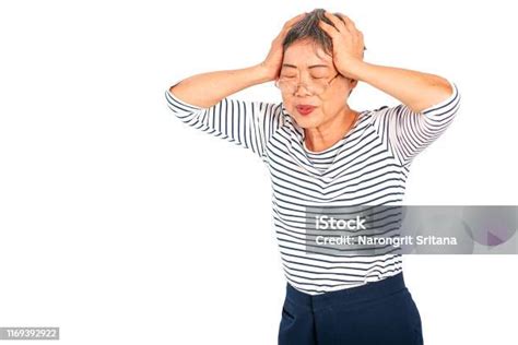 한 아시아 노인 여성 표현 두통 또는 머리 통증의 행동을 표현 하 고 복사 공간으로 흰색 배경에 격리 여자 노인에 대한 스톡