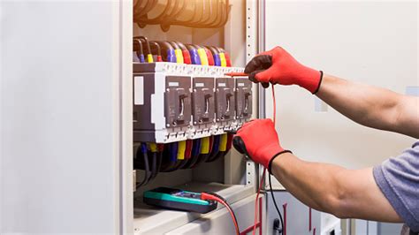 전기 엔지니어는 유지 보수를 위해 정기적으로 전기 제어 캐비닛의 작동을 테스트합니다 건설 산업에 대한 스톡 사진 및 기타 이미지 건설 산업 고압 변압기 공장 산업