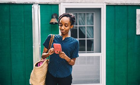 아프리카계 미국인 여성은 단독 주택 밖에서 휴대 전화를 사용 25 29세에 대한 스톡 사진 및 기타 이미지 25 29세 가정 생활 건물 외관 Istock