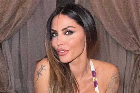 Latmosfera Si Accende Sullisola Guendalina Star Col Suo Mini Bikini