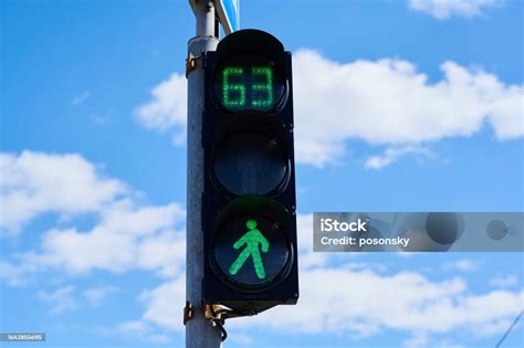 푸른 하늘을 배경으로 한 보행자를 위한 녹색 신호등 자동차 표지판 0명에 대한 스톡 사진 및 기타 이미지 0명 거리 건널목 Istock