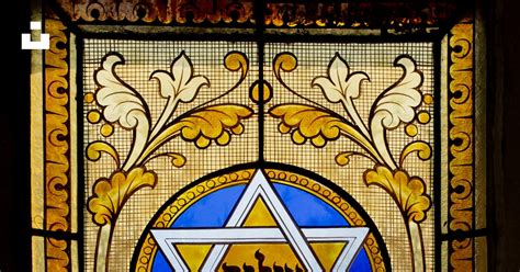 다윗의 별이 그려진 스테인드 글라스 창문 사진 Unsplash의 무료 종교 이미지