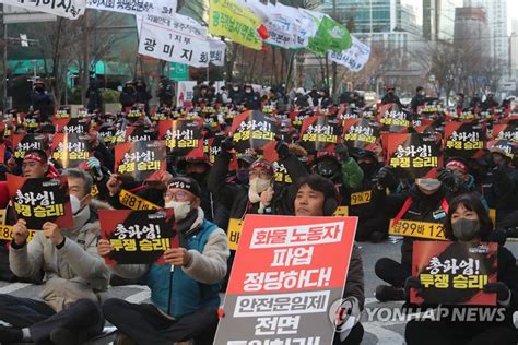 Өмнөд Солонгосын жолооч нар ажил хаясны улмаас түлш хомстож барааны нийлүүлэлт тасалджээ