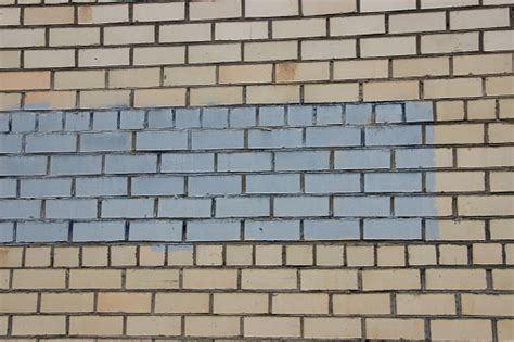 밝은 그런지 벽돌 벽 배경 텍스처가 부분적으로 단단한 회색으로 칠해졌습니다 0명에 대한 스톡 사진 및 기타 이미지 0명 거친 건물 정면 Istock