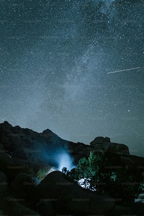 별과 별똥별이 있는 밤하늘 사진 Unsplash의 시엘로 에스트렐라도 이미지