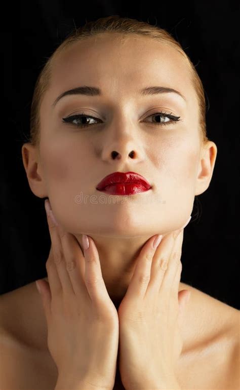 Retrato De Una Hermosa Chica De Piel Clara En Un Sombrero Cerca De Una Pared De Ladrillo Luz