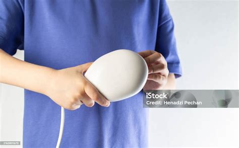 한 아이가 질병의 복원 및 치료를 위한 저주파 휴대용 자기 치료 장치를 손에 들고 있습니다 가정 물리 치료 재활 텍스트 공간 복사 아이에 대한 스톡 사진 및 기타 이미지