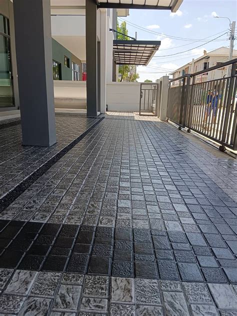 งานปูแผ่นพื้น โรงรถ แผ่นลอนดอน สีเทา กรอบ สีดำ งานไฟทางเดิน ปูแผ่นพื้น คอนกรีต รอบบ้าน ด้วย