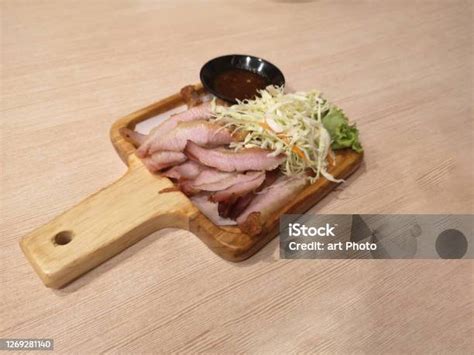 달콤한 칠리 소스와 양배추를 곁들인 숯삶은 돼지목 나무 트레이에 잘게 썬 태국 음식 향기로운 부드러운 델리시우 0명에 대한 스톡 사진 및 기타 이미지 Istock