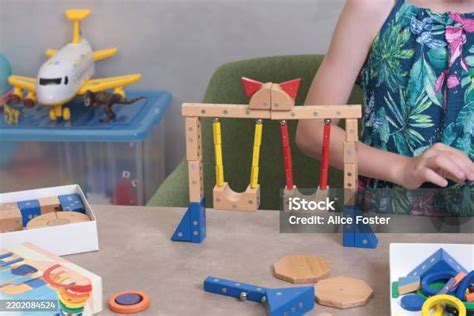 소녀는 자석 나무 생성자에서 스윙을 만듭니다 어린이를 위한 장난감 및 활동 개념에 대한 스톡 사진 및 기타 이미지 개념 개발 건설 산업 Istock