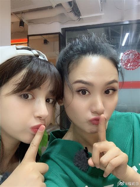程莉莎麦迪娜同框合影 对镜比耶搞怪卖萌逗趣十足新浪图片