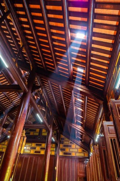 베트남의 전통 가옥에서 그림자를 만드는 바닥을 통해 빛나는 밝은 태양 광선 프리미엄 사진