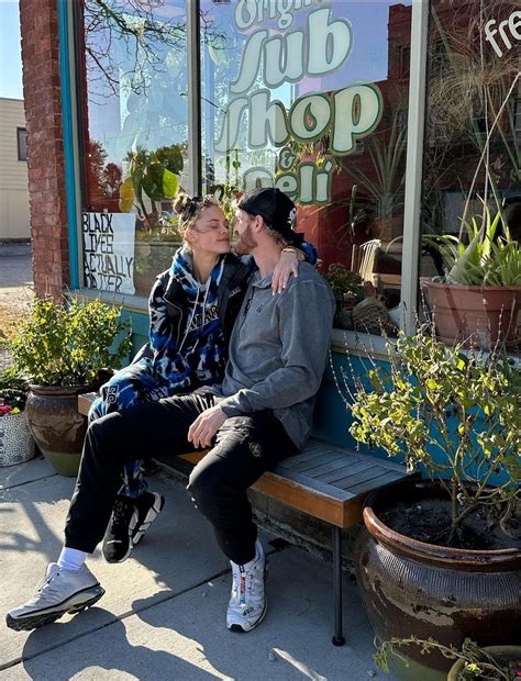 Warganet Cibir Nina Agdal Karena Kencani Logan Paul