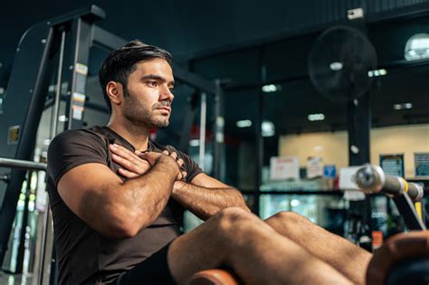 백인 스포츠맨은 경기장에서 복부를 위해 바닥에서 윗몸 일으키기 운동을 합니다 매력적인 잘 생긴 젊은 운동 선수 남성은 복근