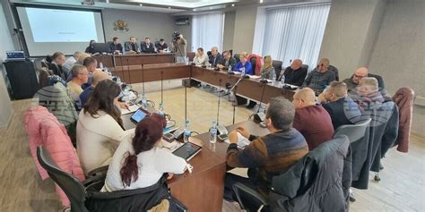 Общинските съветници в Нови пазар гласуваха план за младежта за 2025 година Утро