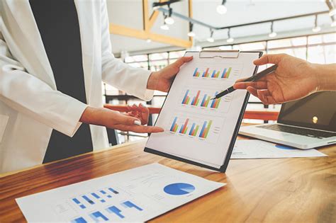 비즈니스 팀 회의 존재입니다 전문 투자자 새로운 시작 프로젝트입니다 디지털 태블릿 노트북 컴퓨터 디자인 스마트 전화 사무실에서 개발에 대한 스톡 사진 및 기타 이미지