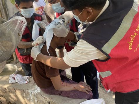 အောင်မြေသာစံမြို့နယ်တွင် အမျိုးသားလေးဦးက ဓားများကိုင်ဆောင်ကာ အမ