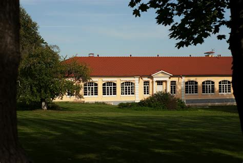 빨간 지붕을 가진 큰 노란 집 사진 Unsplash의 무료 여행하다 이미지