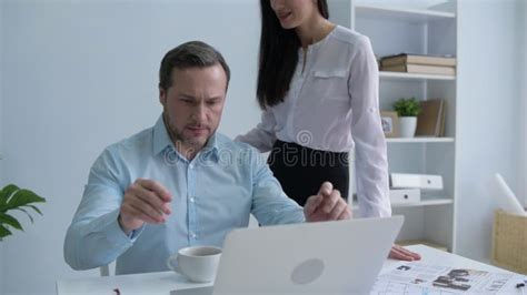 Secrétaire Sexy Et Son Patron Flirtant Dans Le Bureau Clips Vidéos Video Of Travail Beau