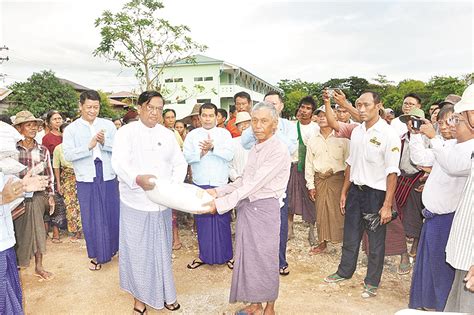 စက်မှုဝန်ကြီးဌာန ဝန်ထမ်းမိသားစုများက ရေဘေးသင့်ပြည်သူများအတွက် ဆန်၊ စောင်၊ အဝတ်အထည်နှင့