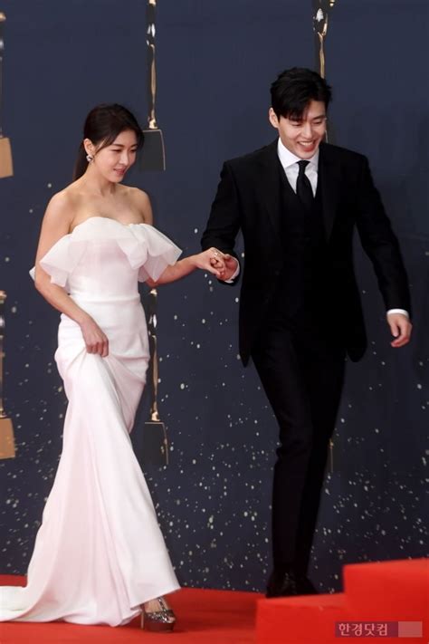 포토 하지원 강하늘 에스코트 받으며2022 Kbs 연기대상 네이트 연예