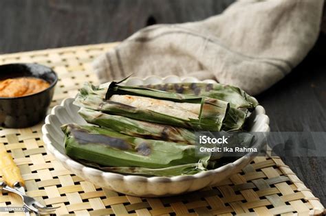 구운 오탁 오탁 바나나 잎과 그릴로 싸인 인도네시아 생선 케이크 땅콩 사체 또는 달콤하고 짭짤한 붉은 매운 소스와 함께 제공됩니다 팔렘방에 대한 스톡 사진 및 기타 이미지