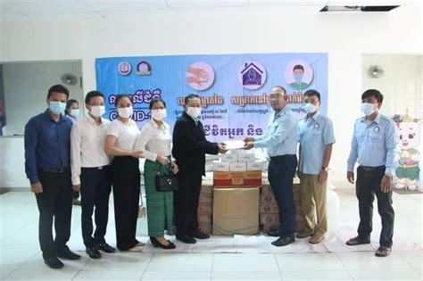 តំណាងលោក ឌី វិជ្ជា ប្រធាន សសយក ខេត្តស្វាយរៀង បានចូលរួមក្នុងពិធីប្រគល់ ទទួលសម្ភារពីឱសថស្ថាន