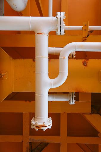 생산을위한 석유 및 가스 플랫폼의 파이프 라인 자동화 시스템에 의한 석유 및 가스 공정 및 제어 석유 및 가스 산업의 운영자 제어 제품 0명에 대한 스톡 사진 및 기타