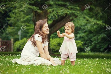 Madre E Hija Pequeña En El Parque Imagen De Archivo Imagen De Verde