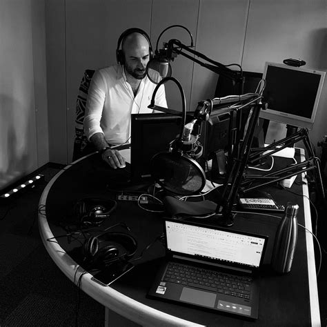 🤏 دست قوه قضاییه در جیب ایرانیان خارج از کشور 💰 🤣پادکست طنز رادیو شاخ با فرشید منافی 🎙️ 🎧 روی