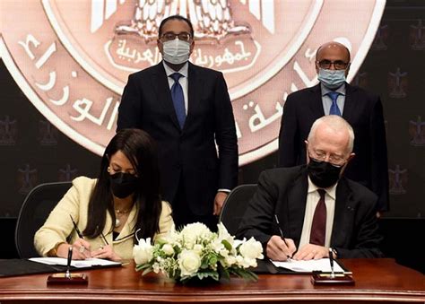 رئيس الوزراء يشهد التوقيع على اتفاقية التسوية النهائية مع شركة فيكا