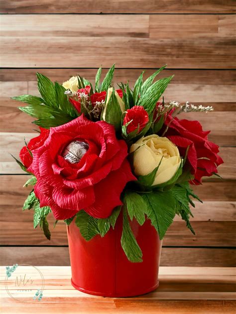 Букет от ръчно изработени цветя от креп хартия Handmasters Bg