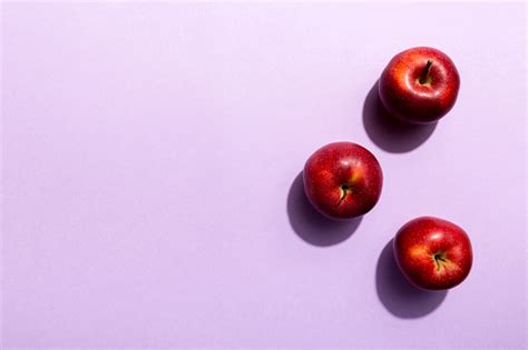 색깔의 배경에 많은 빨간 사과 상단 보기 디자인이나 텍스트를 위한 복사 공간이 있는 신선한 사과가 있는 가을 패턴 0명에 대한 스톡 사진 및 기타 이미지 Istock