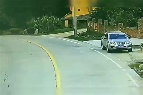 监控拍下的诡异一幕皮卡车接连被2只轮胎砸中司机愣在当场 轮胎 监控