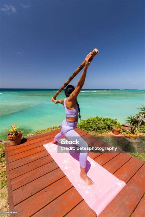 대나무 기둥으로 바다가 갑판에서 요가를 연습하는 여성 30 39세에 대한 스톡 사진 및 기타 이미지 30 39세 40 44세 건강한 생활방식 Istock