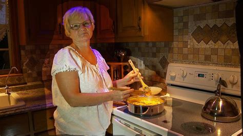 Бабушка На Кухне 65 фото