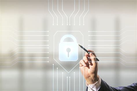 펜이있는 사람의 손은 흐린 사무실 배경에 가상 창조적 인 잠금 기호와 마이크로 회로 그림을 그립니다 보호 및 방화벽 개념입니다 다중 노출 개념에 대한 스톡 사진 및 기타