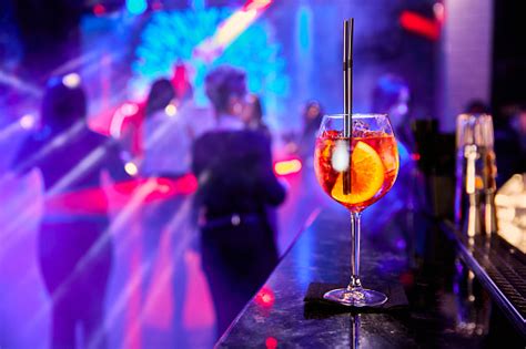 춤추는 사람들을 배경으로 나이트 클럽에서 알코올 칵테일 술 마실 것에 대한 스톡 사진 및 기타 이미지 술 마실 것 파티 칵테일 Istock