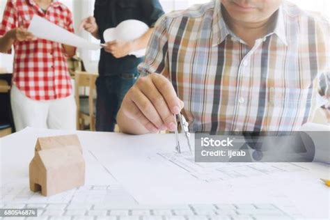 À ̧ Ngineer Untuk Proyek Arsitektur Yang Bekerja Dengan Mitra Foto Stok Unduh Gambar Sekarang