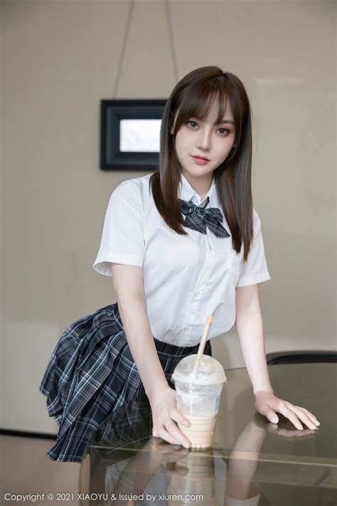 XIAOYU 高清写真图 2021 12 16 VOL 677 豆瓣酱语画界校服养眼黑丝制服肉感 豆瓣酱女神私房照 秀色女神