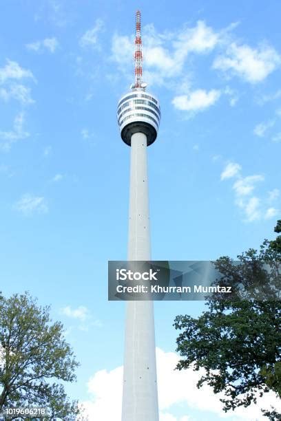 Tv 타워 정글과 언덕 및 산 무성 한 열 대 정글 우림 배경 하늘에서 독일 슈투트가르트 시 평면도 0명에 대한 스톡 사진 및 기타 이미지 Istock